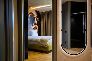 Apartamento superior, 1 quarto, sacada | Roupas de cama antialérgicas, escrivaninha, cortinas blackout