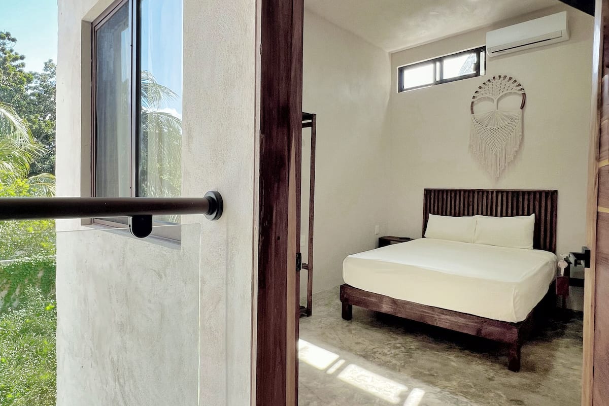 Quarto Clássico com Cama de Casal | Roupa hipoalergénica, Wi-fi grátis, roupa de cama fornecida