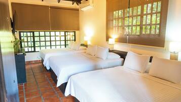 Casa família, varanda, vista para o jardim | Cofres nos quartos, cortinas blackout, ferros/tábuas de passar roupa