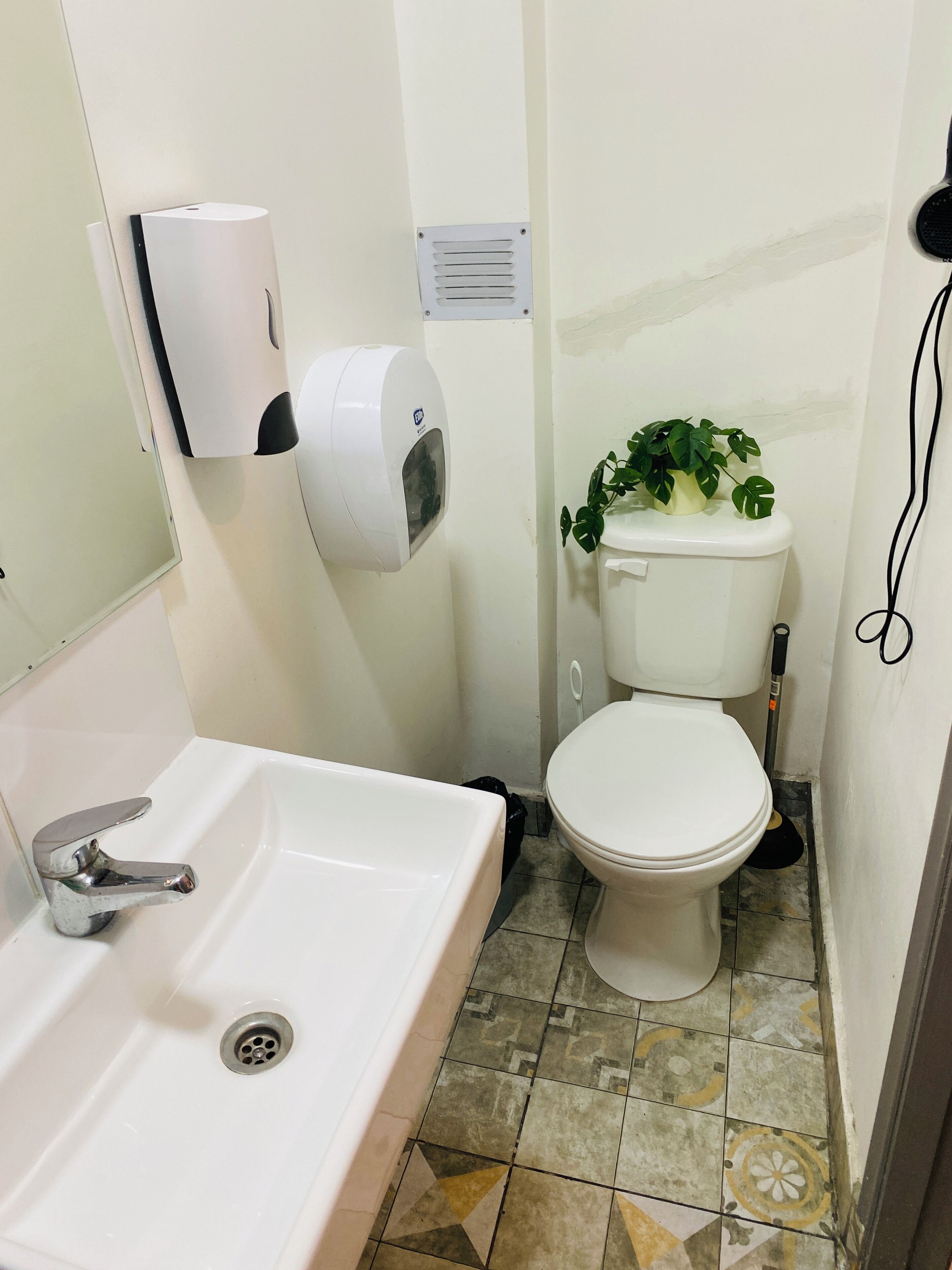 Quarto Duplo ou Twin Clássico | Casa de banho | Um polibã, um secador de cabelo, toalhas fornecidas, sabão 