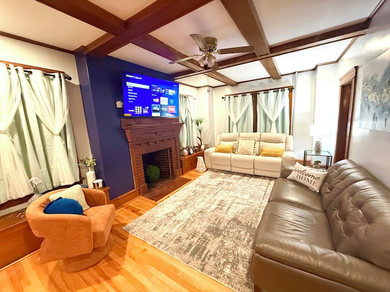 Elegant West Side 3br Unit W/ King Suite - 우스터