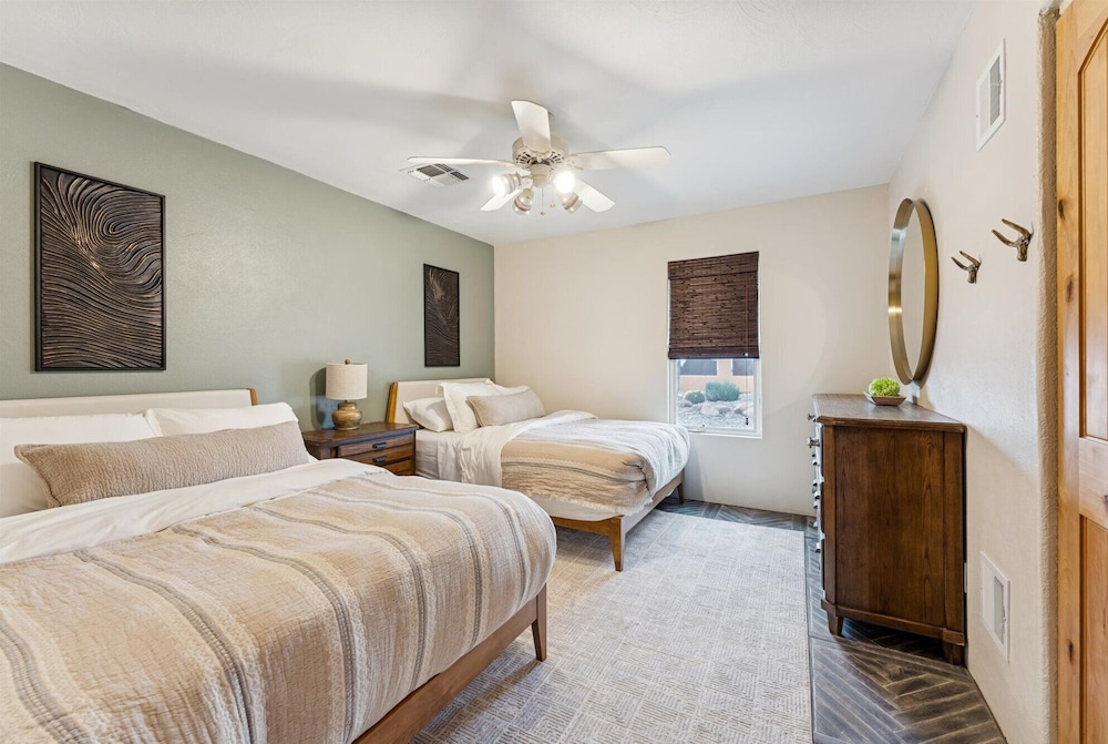 RARE! Great Amenities, Hiking, Rooftop patio, HEATED pool, Mtn Views ...