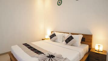 Vila standard, vista para a piscina | Ferros/tábuas de passar roupa, Wi-Fi de cortesia, roupa de cama