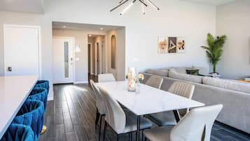 Casa, piscina privativa (3 Bedrooms) | Refeições no quarto