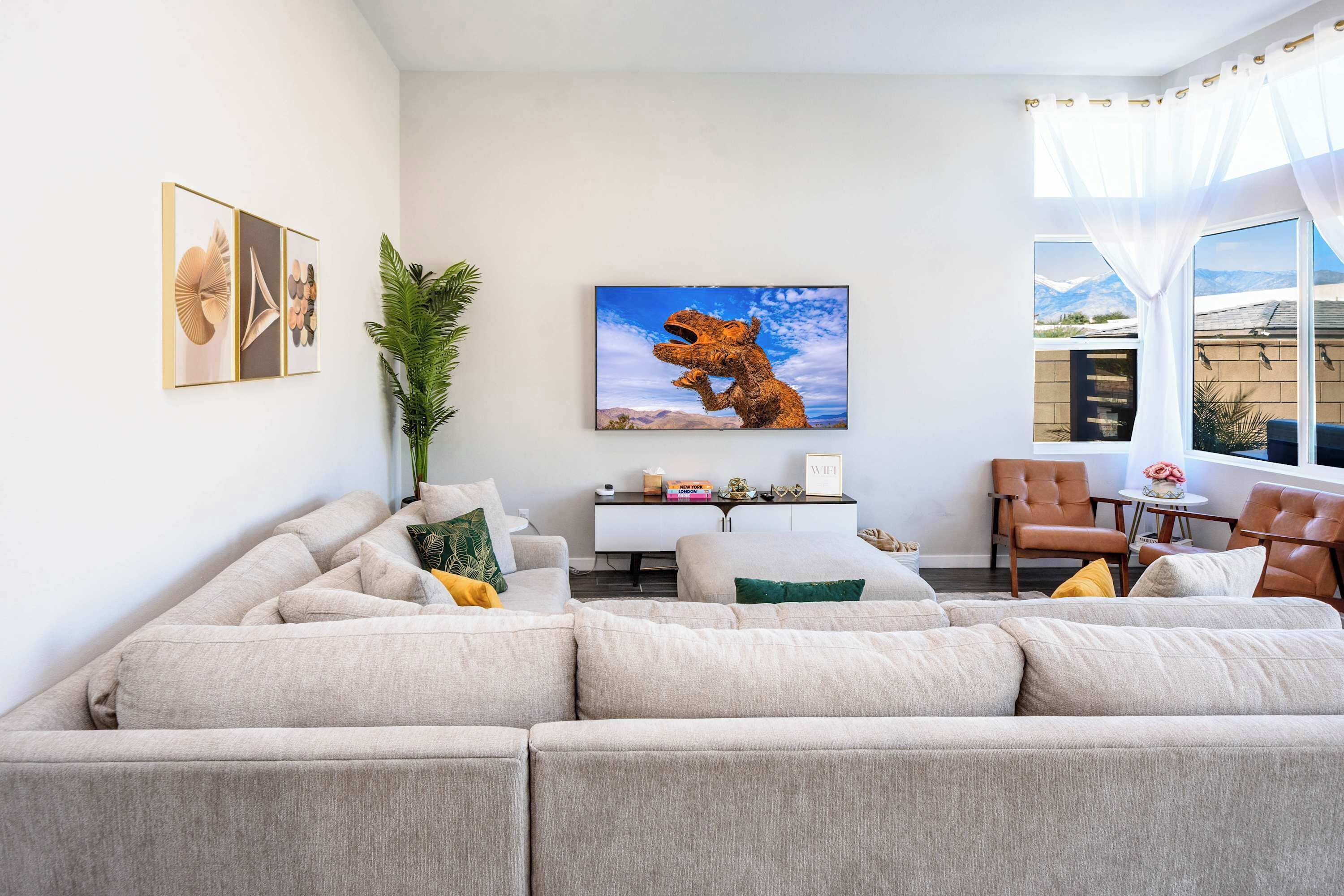 Casa, piscina particular (3 Bedrooms) | Sala de estar | TV de tela plana 43 polegadas com canais a cabo, pebolim