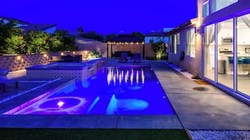 Piscina exterior, guarda-sóis, espreguiçadeiras