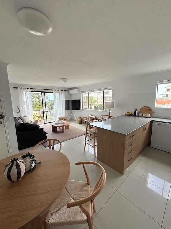 Ocean View Apartment In Mermaid Beach - Gold Coast