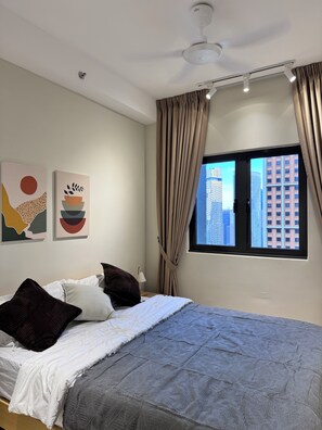 Escrivaninha, cortinas blackout, Wi-Fi de cortesia