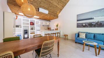 Vila | Cozinha privada | Geladeira grande, fogão, cooktop, talheres/pratos/utensílios de cozinha