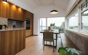 Apartamento de Luxo, 3 quartos, varanda, vista para o mar | Cozinha privada | Um frigorífico/congelador grande, uma máquina de café expresso 