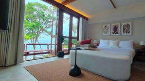Um quarto com cama, mesas de cabeceira, abajur e uma obra de arte na parede.