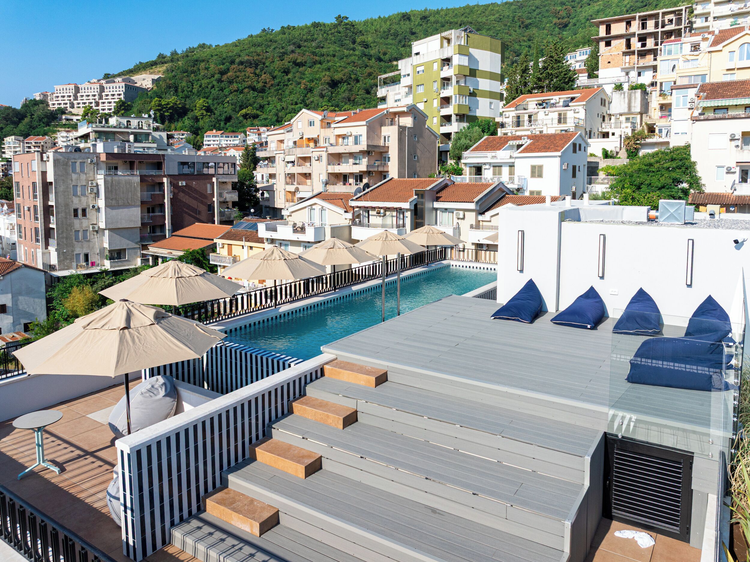 Piscina exterior sazonal, guarda-sóis, espreguiçadeiras 