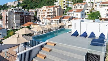 Piscina exterior sazonal, guarda-sóis, espreguiçadeiras