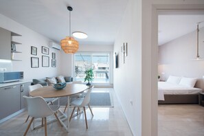 Apartamento, 2 quartos, sacada, vista para a cidade | Cortinas blackout, quartos à prova de som, ferros/tábuas de passar roupa