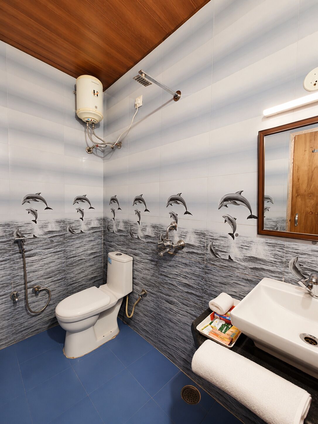 Quarto Duplo Standard | Casa de banho | Um polibã, artigos de higiene pessoal grátis, chinelos 