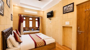 Quarto casal luxo, vista para a colina | Wi-Fi de cortesia, individualmente decorados, individualmente mobiliados