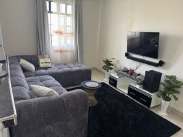 Apartamento Comfort | Sala de estar | Smart TV de 32 polegadas com canais digitais 