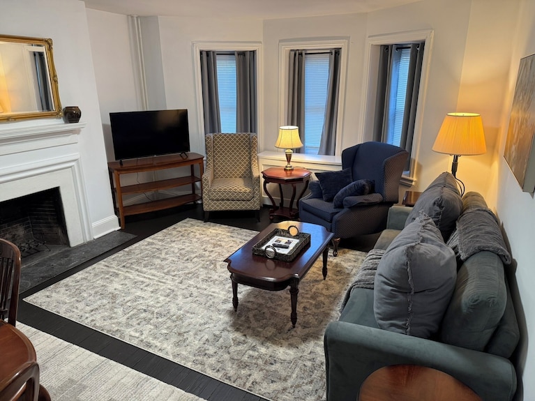 This Is A 3 Bedroom, 1 - 1/2 Bath Apartment On The Top Two Floors Of A Triplex Home. It Has A Living Room And Kitchen, And 3 Bedrooms. There Are 2 Queen Beds And One Trundle Bed To Sleep 6 Comfortably. There Is A Full Kitchen And A Washer And Dryer. - King of Prussia, PA