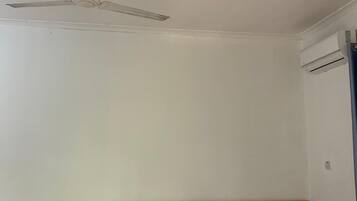 Escrivaninha, espaço de trabalho para notebook, Wi-Fi de cortesia