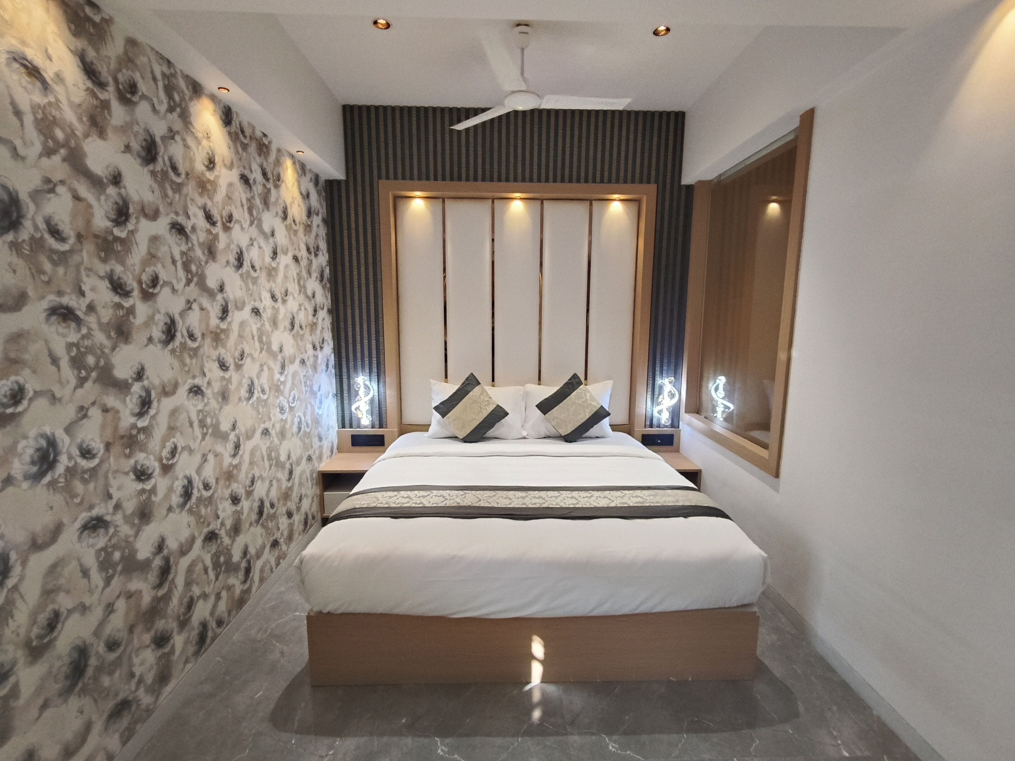 Quarto luxo | Escrivaninha, espaço de trabalho para notebook, Wi-Fi de cortesia