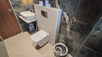 Um polibã, toalhas fornecidas, sabão, champô