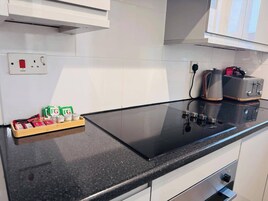 Geladeira, micro-ondas, fogão, cooktop