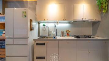 Um frigorífico, um micro-ondas, um forno, uma placa de cozinha