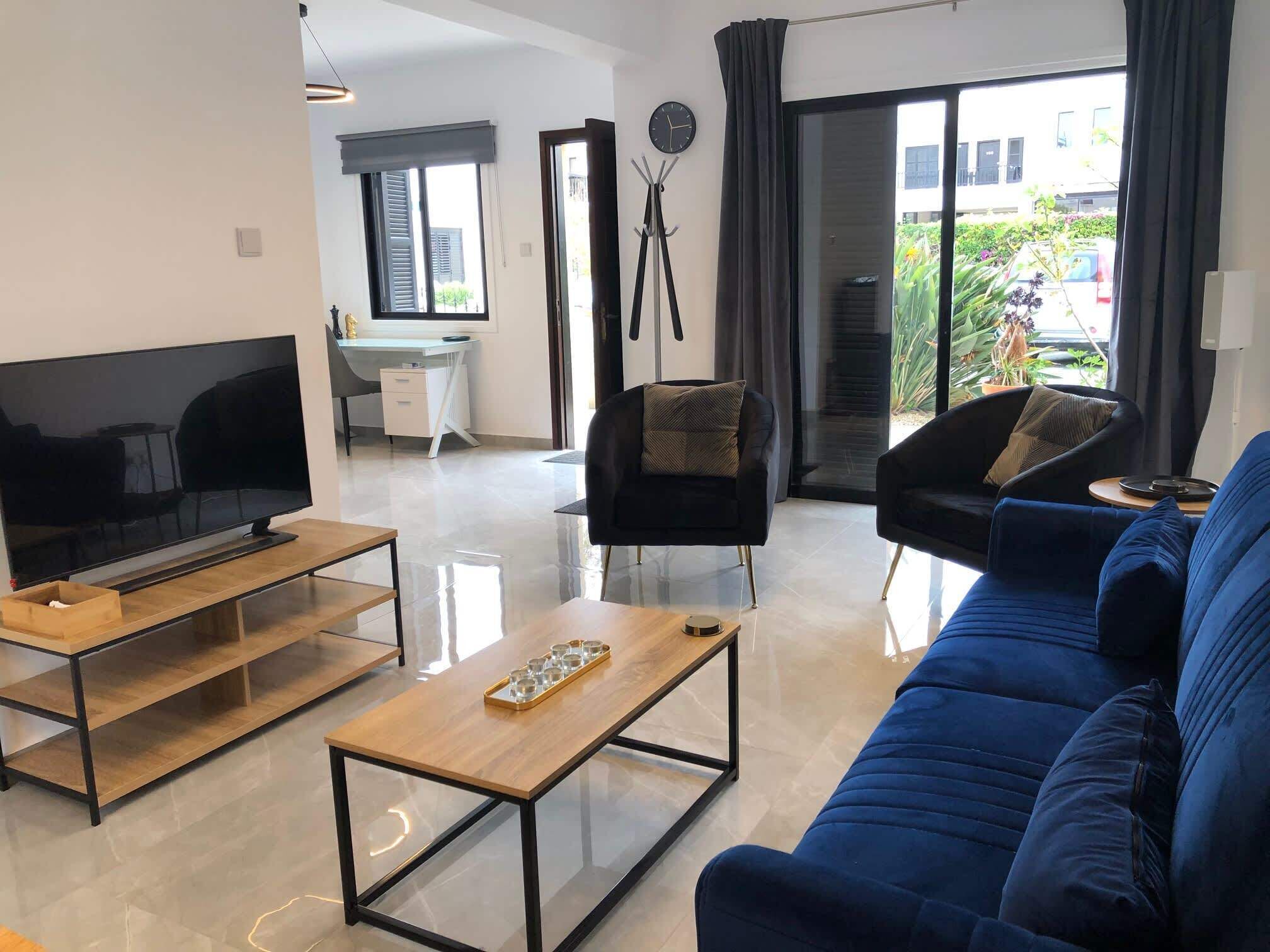 Luxurious 3-bed Villa, Modern Decor, Communal Pool - Paphos