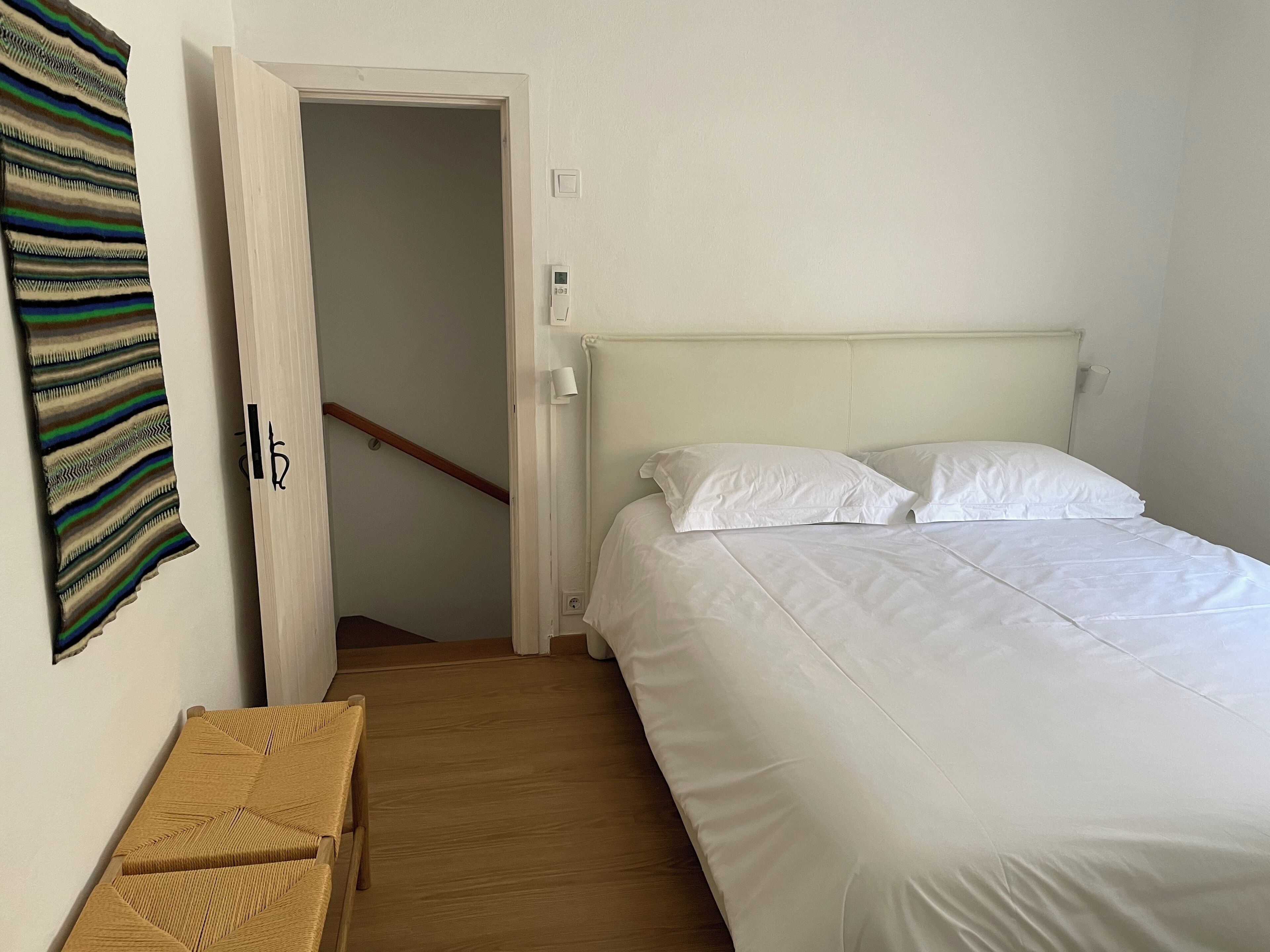 Casa família, 1 cama Queen, varanda | Cortinas blackout, ferros/tábuas de passar roupa, Wi-Fi de cortesia