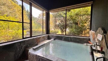 Casa em estilo japonês, não fumadores (B - Private, Up to 4 People) | Casa de banho | Um secador de cabelo, toalhas fornecidas, champô, papel higiénico 