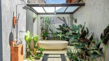 Villa Deluxe, varanda | Casa de banho | Chinelos