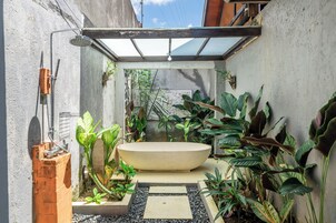 Villa Deluxe, varanda | Casa de banho | Chinelos 