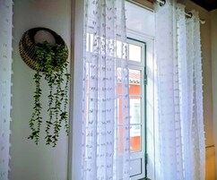 Quarto Comfort, casa de banho privativa | Roupa de alta qualidade, cortinas/cortinados opacos