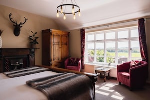 Quarto luxo, vista para o jardim | Ferros/tábuas de passar roupa, Wi-Fi de cortesia