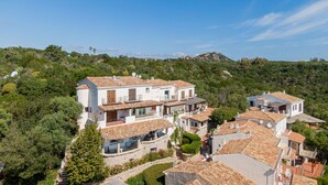 Zona residencial numa encosta, com casas em terraços, varandas e telhados em cerâmica.