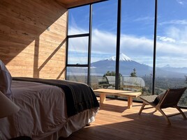 Quarto casal luxo, varanda, vista para a montanha | Cofres nos quartos, quartos à prova de som, Wi-Fi de cortesia