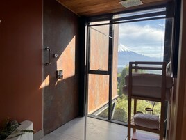 Quarto casal luxo, varanda, vista para a montanha | Banheiro | Produtos de toalete grátis, secador de cabelo, chinelos 
