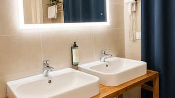 Quarto Quádruplo Clássico, várias camas | Casa de banho | Um polibã, artigos de higiene pessoal grátis, um secador de cabelo