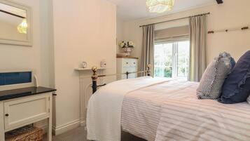 1 quarto, com decoração personalizada, com mobília individualizada