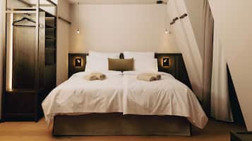 Old Town Suite | Cofre no quarto, secretária