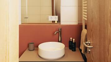 Cozy City Room | Banheiro | Chuveiro, secador de cabelo, toalhas de banho, sabonete