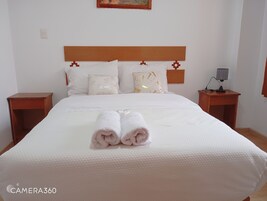 Quarto casal standard, varanda, vista para o pátio | Espaço de trabalho para notebook, Wi-Fi de cortesia