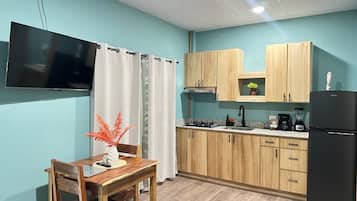 Apartamento standard, 1 quarto, varanda | Cozinha privada | Geladeira, cooktop, talheres/pratos/utensílios de cozinha