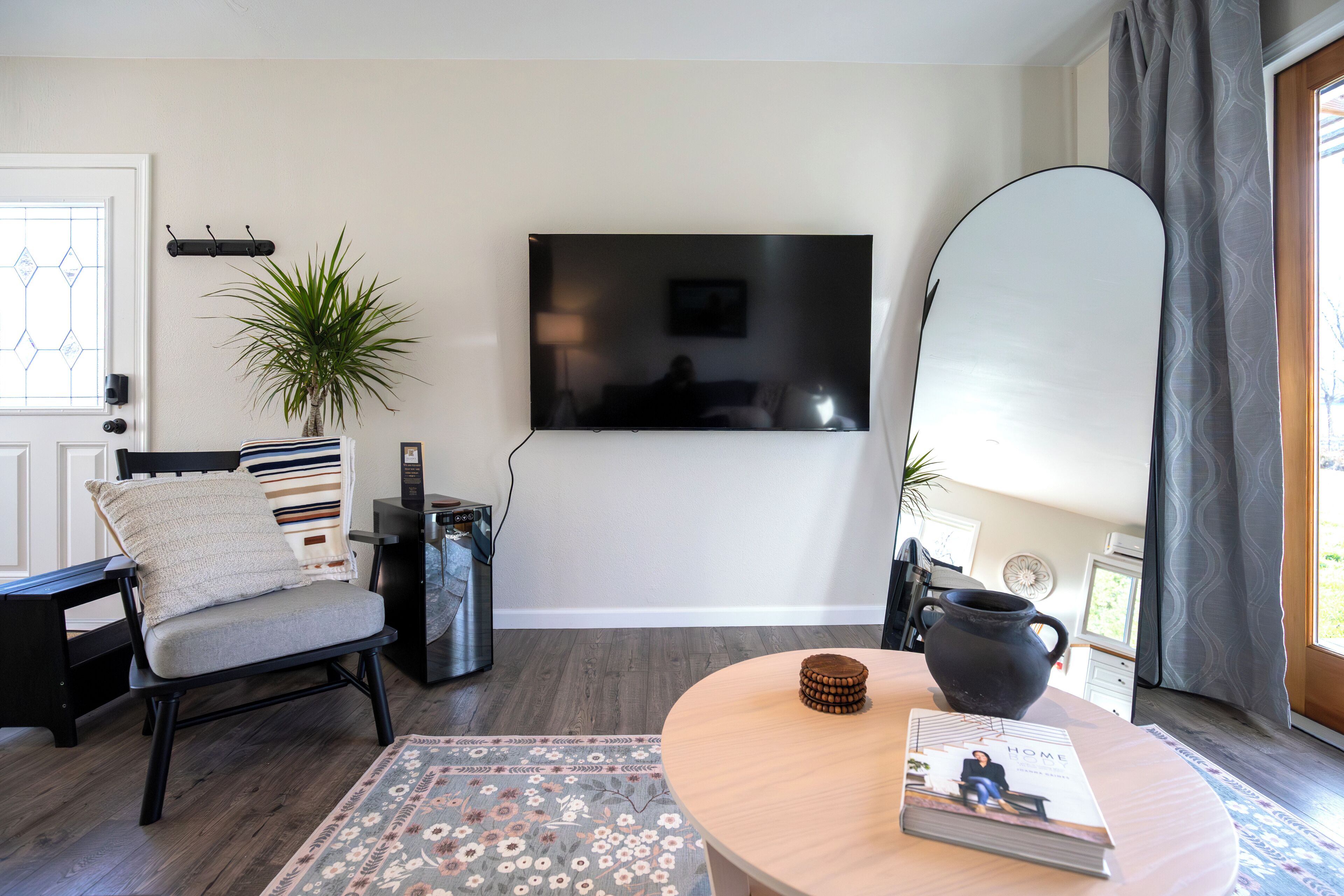 Vineyard Cottage Near Medford  Mountain Views  Deck, Fire Pit & Nespresso - Medford, OR