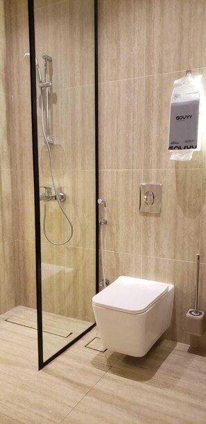 Secador de cabelo, sabonete, shampoo, papel higiênico