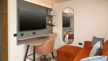 Quarto moderno com televisão na parede, escrivaninha com cadeira, sofá com almofadas e um espelho grande.