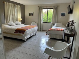 Quarto Triplo Superior, vista para o jardim | Cofre no quarto, secretária adequada para computadores portáteis 