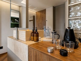 Quarto Deluxe, Vista para a cidade | Casa de banho | Toalhas fornecidas, sabão, champô, papel higiénico 