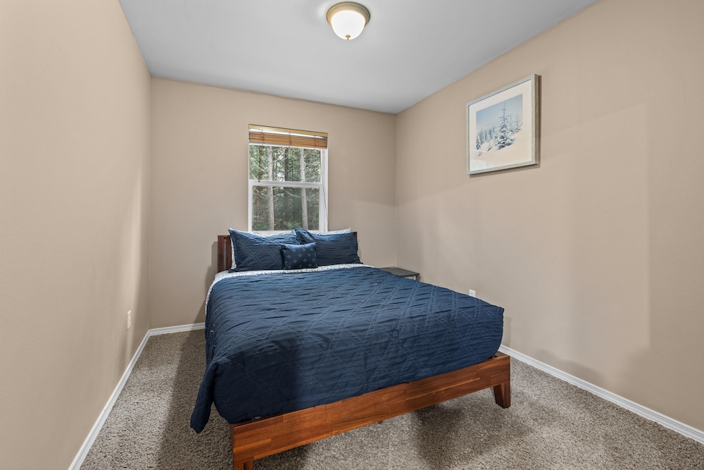 Wooded Hideaway with Hot Tub Near Schweitzer - Bonner County | Vrbo