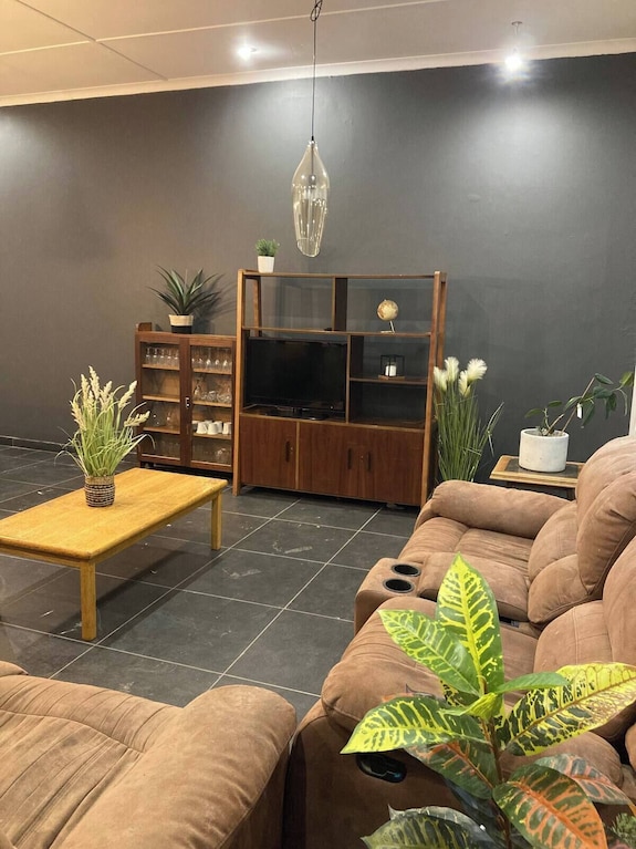 Modern Cozy House In Heart Of Bfn - Pool & Braai - Bloemfontein